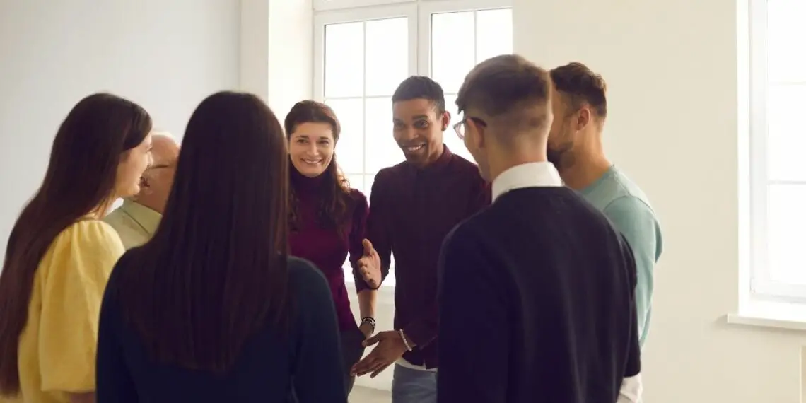 Intrapersonal Vs Interpersonal Communication (Benefits, Drawbacks, and ...