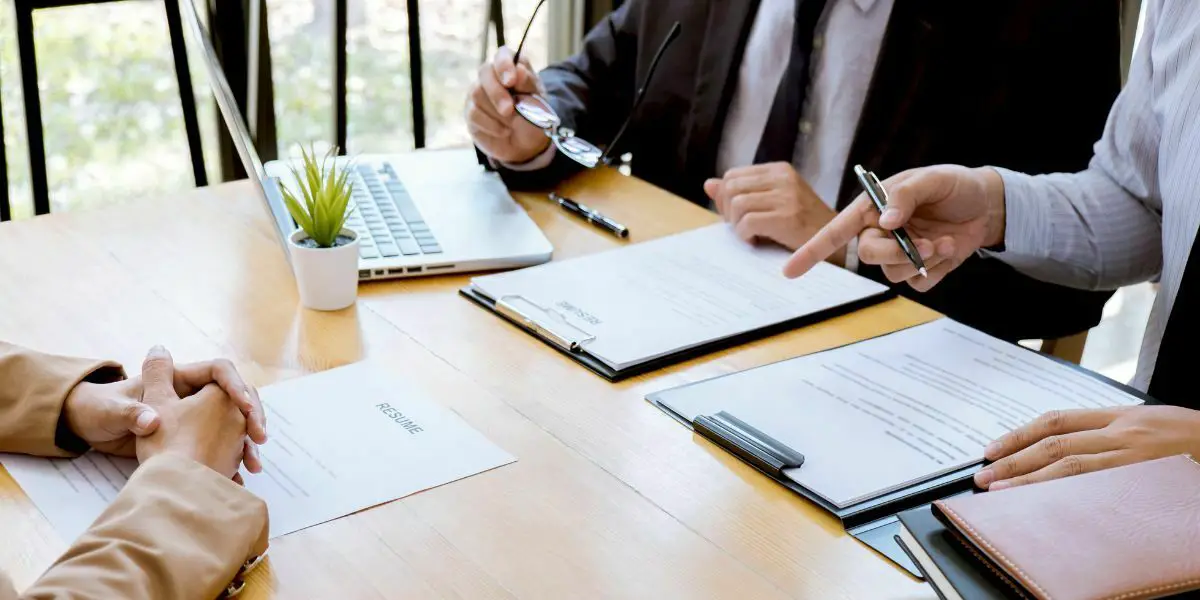 10 Leadership Experience Examples to Highlight in an Interview