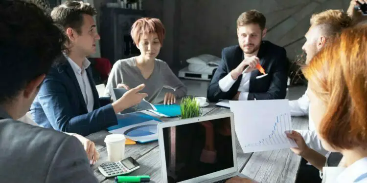 10 Leadership Experience Examples to Highlight in an Interview