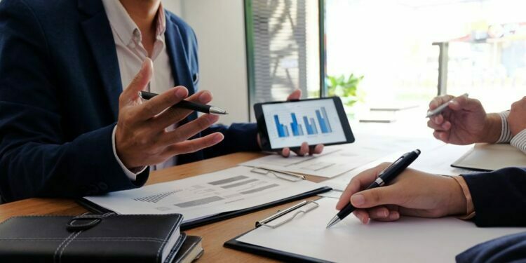 10 Leadership Experience Examples to Highlight in an Interview