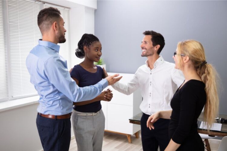 How To Introduce Yourself as a Manager To A New Team (10 Best Ways)