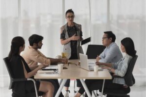 How To Introduce Yourself as a Manager To A New Team (10 Best Ways)