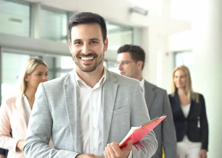 10 Leadership Experience Examples to Highlight in an Interview